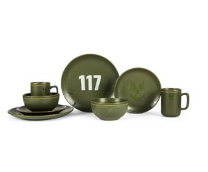 halo master chief 117 stoneware 8-piece dinnerware set | plates, bowls, mugs