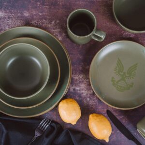 HALO Master Chief 117 Stoneware 8-Piece Dinnerware Set | Plates, Bowls, Mugs