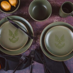 HALO Master Chief 117 Stoneware 8-Piece Dinnerware Set | Plates, Bowls, Mugs