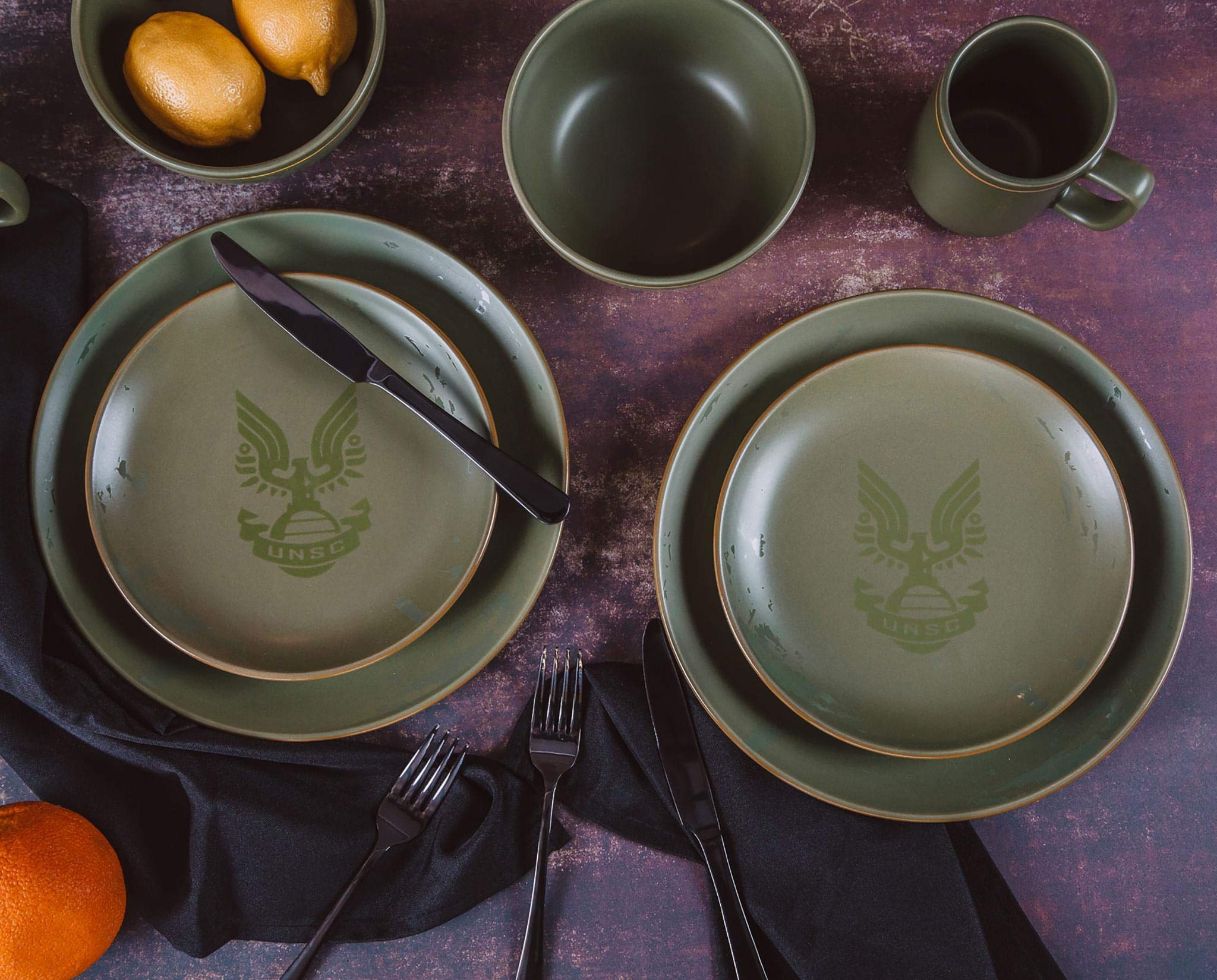 HALO Master Chief 117 Stoneware 8-Piece Dinnerware Set | Plates, Bowls, Mugs