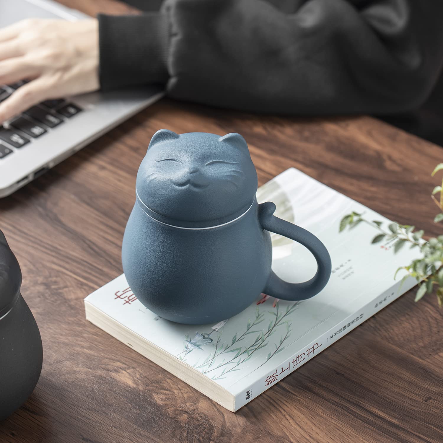 Ceramic Tea Mug with Infuser and Lid Cute Lucky Cat Design Coffee Mug with Lid Ceramic Tea Cup with Filter for Steeping Loose Leaf (Blue)