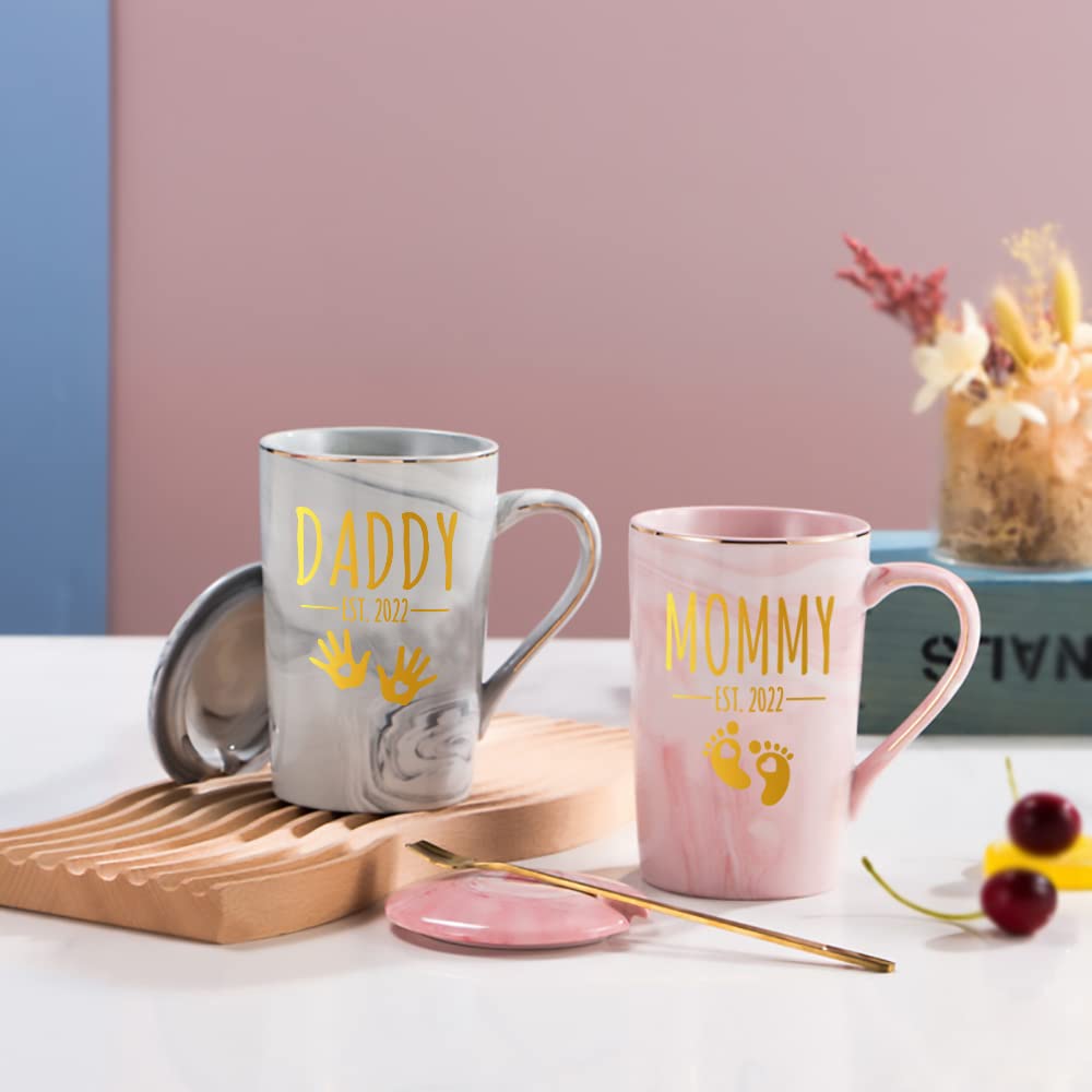 LOZACHE Mom Dad Est. 2022 Coffee Mugs With Lid Spoon, New Parents Gifts for Mother Father Birthday Christmas Day, Couple Set Gifts for Mommy Daddy First Time (Pink & Grey 2022)