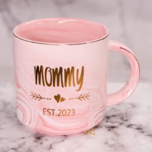 Mugpie New Mom Gifts Mug - Mom To Be/First Time New Mom Gifts for Women - Mommy Est 2023 Coffee Cup -Best Birthday Mothers Day Baby Shower Christmas Gifts for Mom Mother from Daughter Sister Friends