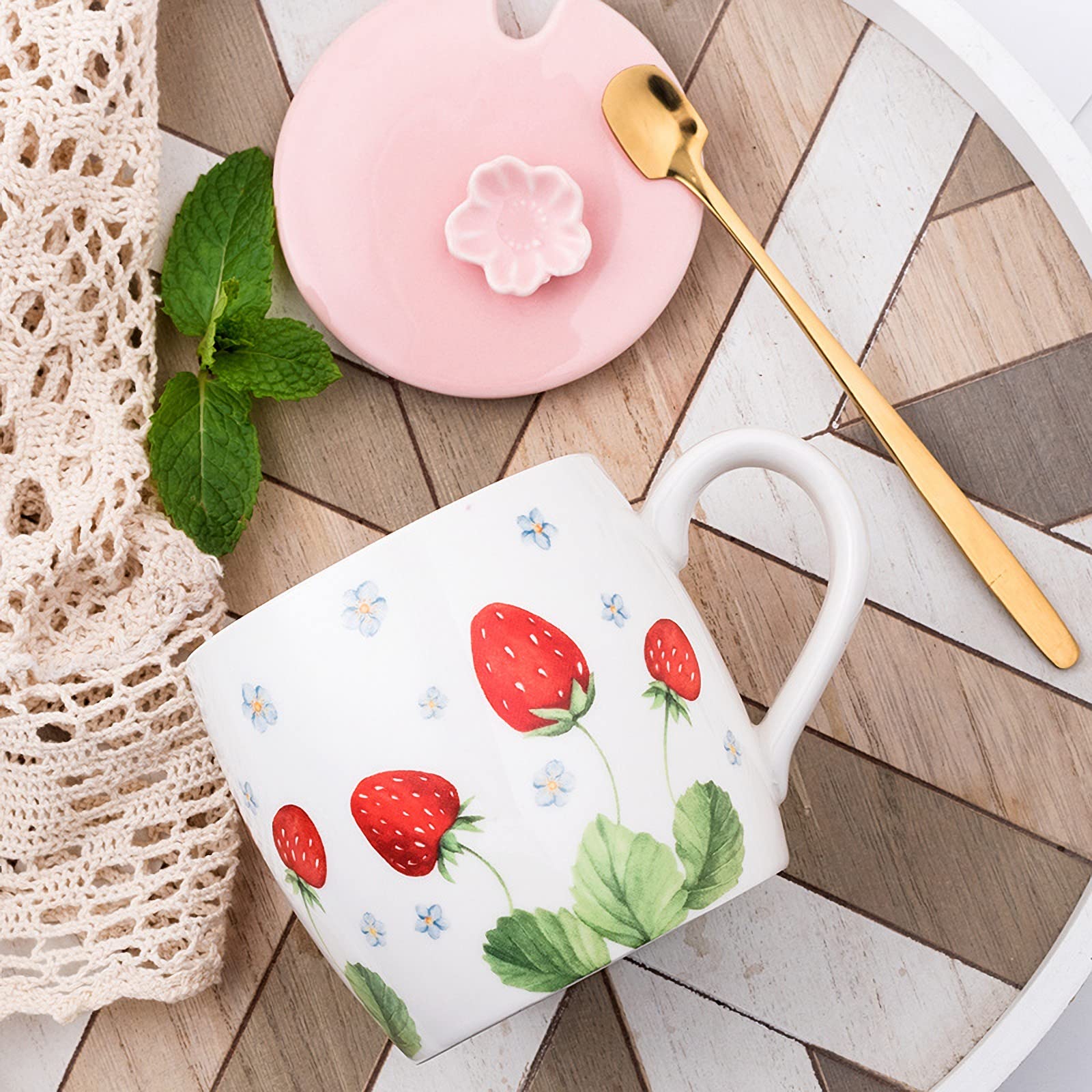 KEYIGOU 13.5oz Cute Strawberry Ceramic Coffee Mug with Lid Gold Spoon Tea Cup Cute Mugs for Women Friend Colleague Boss Gifts