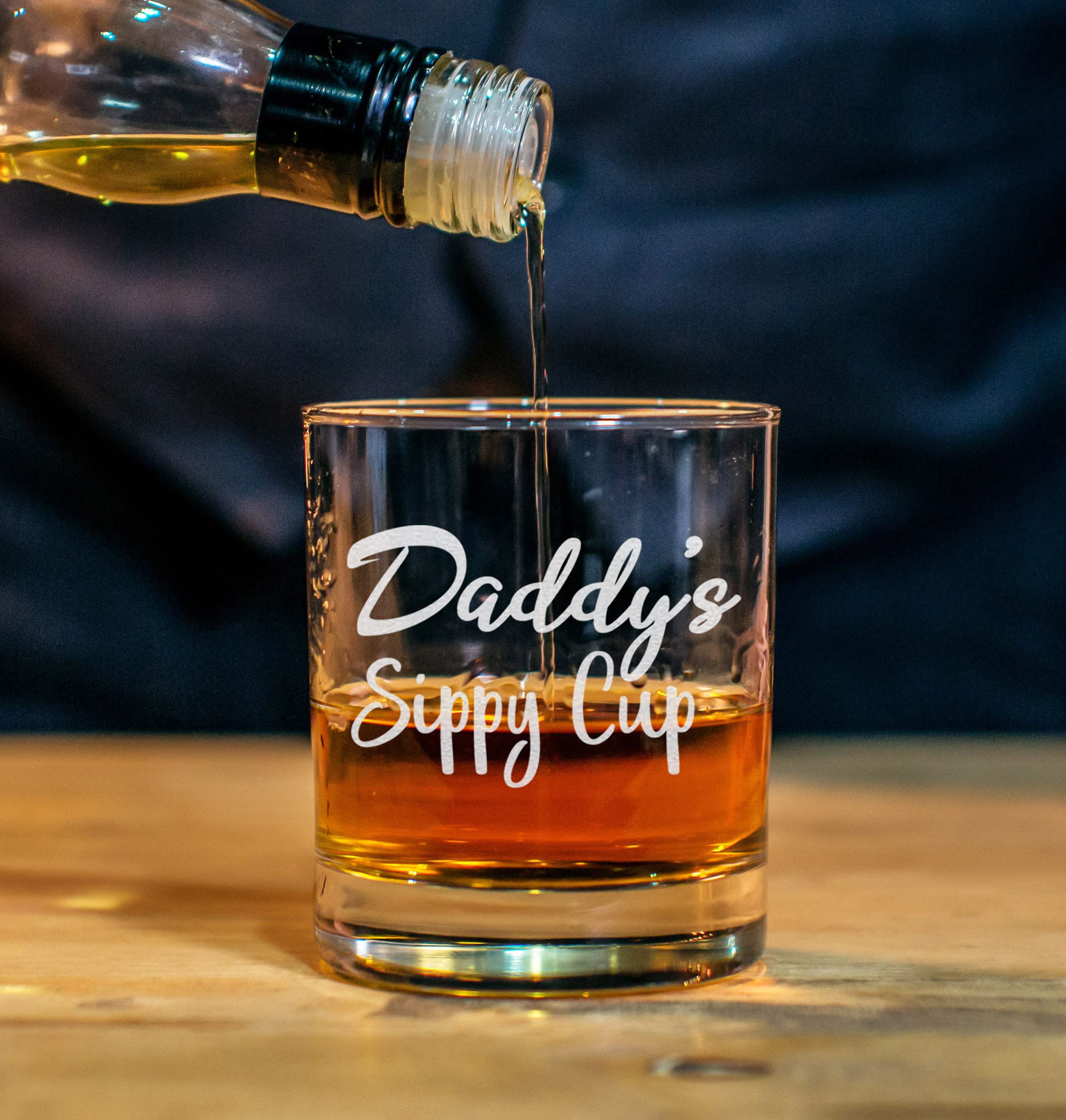 CARVELITA Daddy's Sippy Cup Whiskey Glass - First Time Dad Gifts - 11oz Engraved Old Fashioned Bourbon Rocks Glass - Gifts For New Dad - Dad To Be Gifts - Happy Birthday Daddy - New Dad Gifts For Men