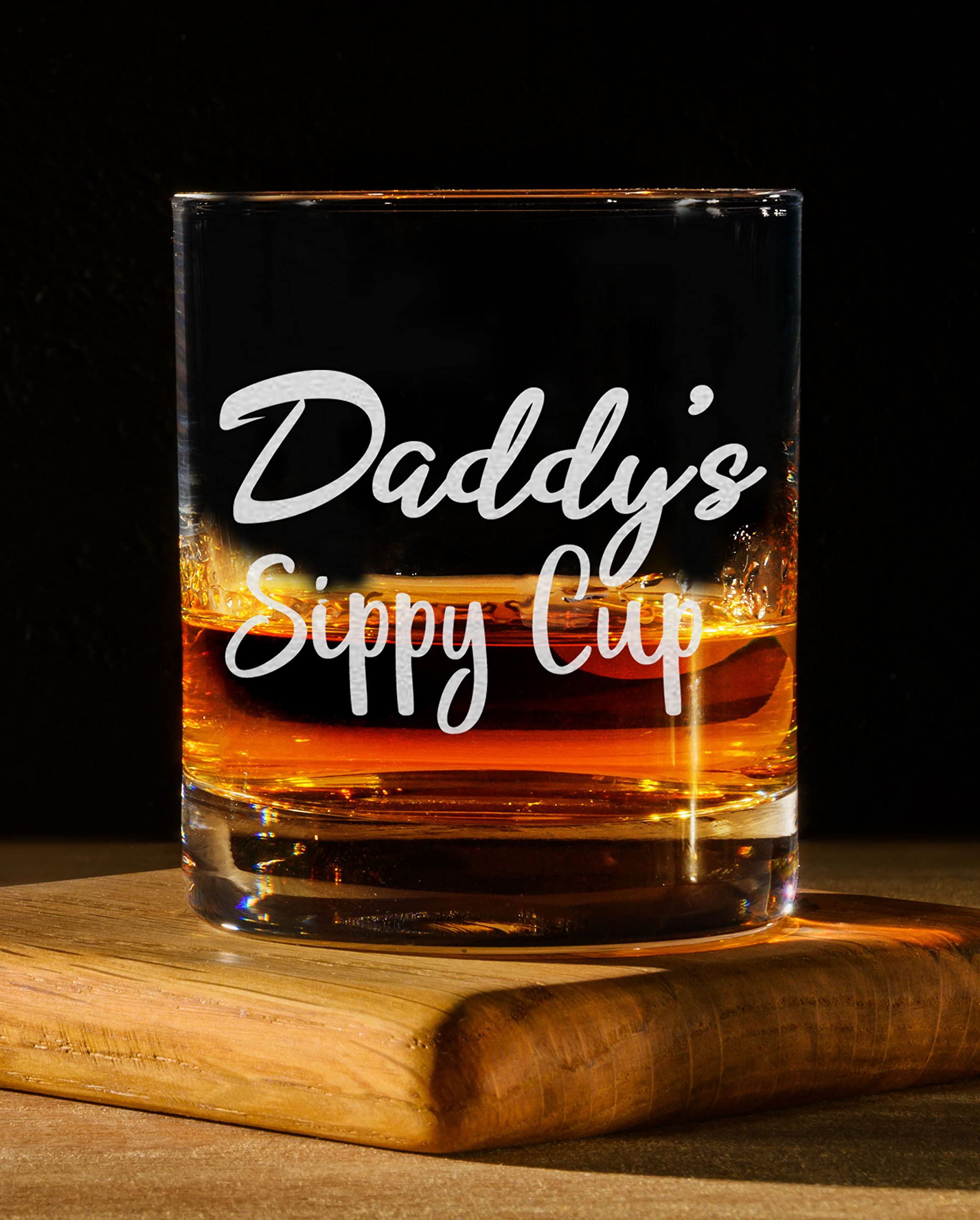 CARVELITA Daddy's Sippy Cup Whiskey Glass - First Time Dad Gifts - 11oz Engraved Old Fashioned Bourbon Rocks Glass - Gifts For New Dad - Dad To Be Gifts - Happy Birthday Daddy - New Dad Gifts For Men