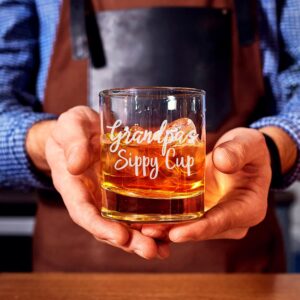 CARVELITA Grandpa's Sippy Cup Whiskey Glass - 11oz Engraved Old Fashioned Bourbon Rocks Glass - Grandpa Gifts - Gifts For Grandpa - Funny New Grandpa Gifts - Papa Gifts - Grandpa Juice Glass