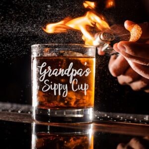 CARVELITA Grandpa's Sippy Cup Whiskey Glass - 11oz Engraved Old Fashioned Bourbon Rocks Glass - Grandpa Gifts - Gifts For Grandpa - Funny New Grandpa Gifts - Papa Gifts - Grandpa Juice Glass