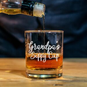 CARVELITA Grandpa's Sippy Cup Whiskey Glass - 11oz Engraved Old Fashioned Bourbon Rocks Glass - Grandpa Gifts - Gifts For Grandpa - Funny New Grandpa Gifts - Papa Gifts - Grandpa Juice Glass