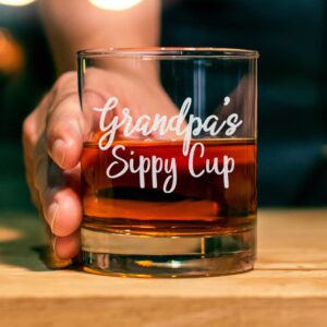 CARVELITA Grandpa's Sippy Cup Whiskey Glass - 11oz Engraved Old Fashioned Bourbon Rocks Glass - Grandpa Gifts - Gifts For Grandpa - Funny New Grandpa Gifts - Papa Gifts - Grandpa Juice Glass