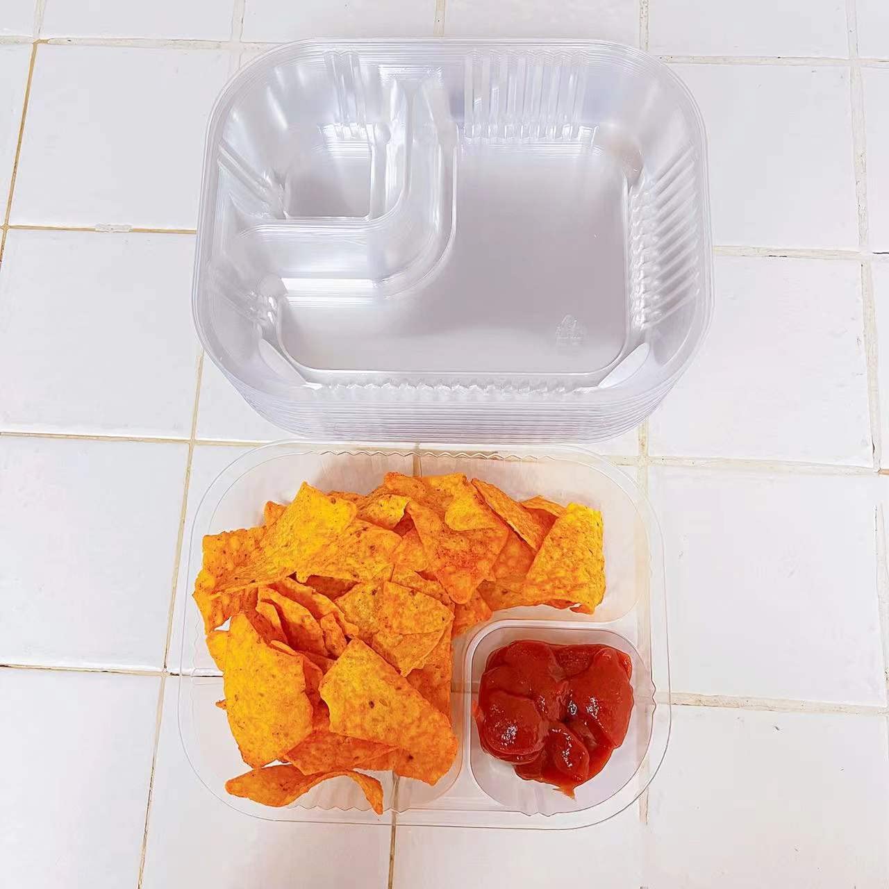 通用 6" x5"x 1 1/2" Inch Disposable Clear 2 Compartment Plastic Nacho Tray For Chips Cheese Sauce And Other Dips Sauce 50-Pack