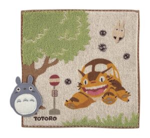 marushin my neighbor totoro totoro at catbus station mini towel - official studio ghibli merchandise, 23×２３㎝