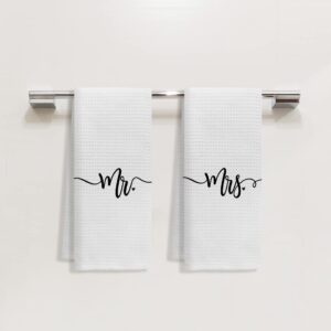 Voatok Mr. & Mrs.Minimalist White Bath Towel, Couples Gifts Set of 2 Decorative Towels,Gifts for Husband Wife Newlyweds