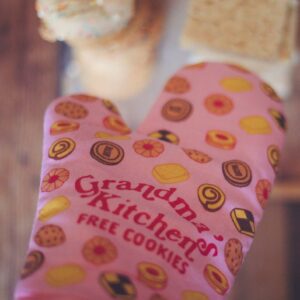 Grandmas Kitchen Free Cookies Oven Mitt Funny Grandmother Gift Baking Kitchen Glove Funny Graphic Kitchenwear Funny Grandma Novelty Cookware Pink Oven Mitt