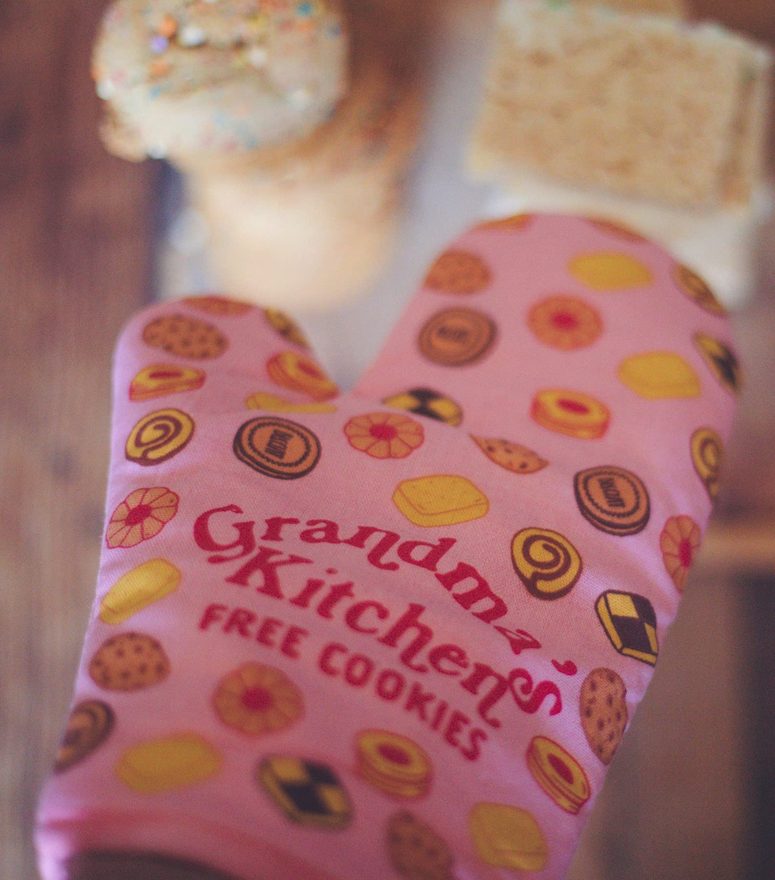 Grandmas Kitchen Free Cookies Oven Mitt Funny Grandmother Gift Baking Kitchen Glove Funny Graphic Kitchenwear Funny Grandma Novelty Cookware Pink Oven Mitt