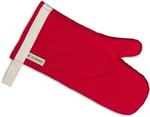 le creuset oven mitt, cherry