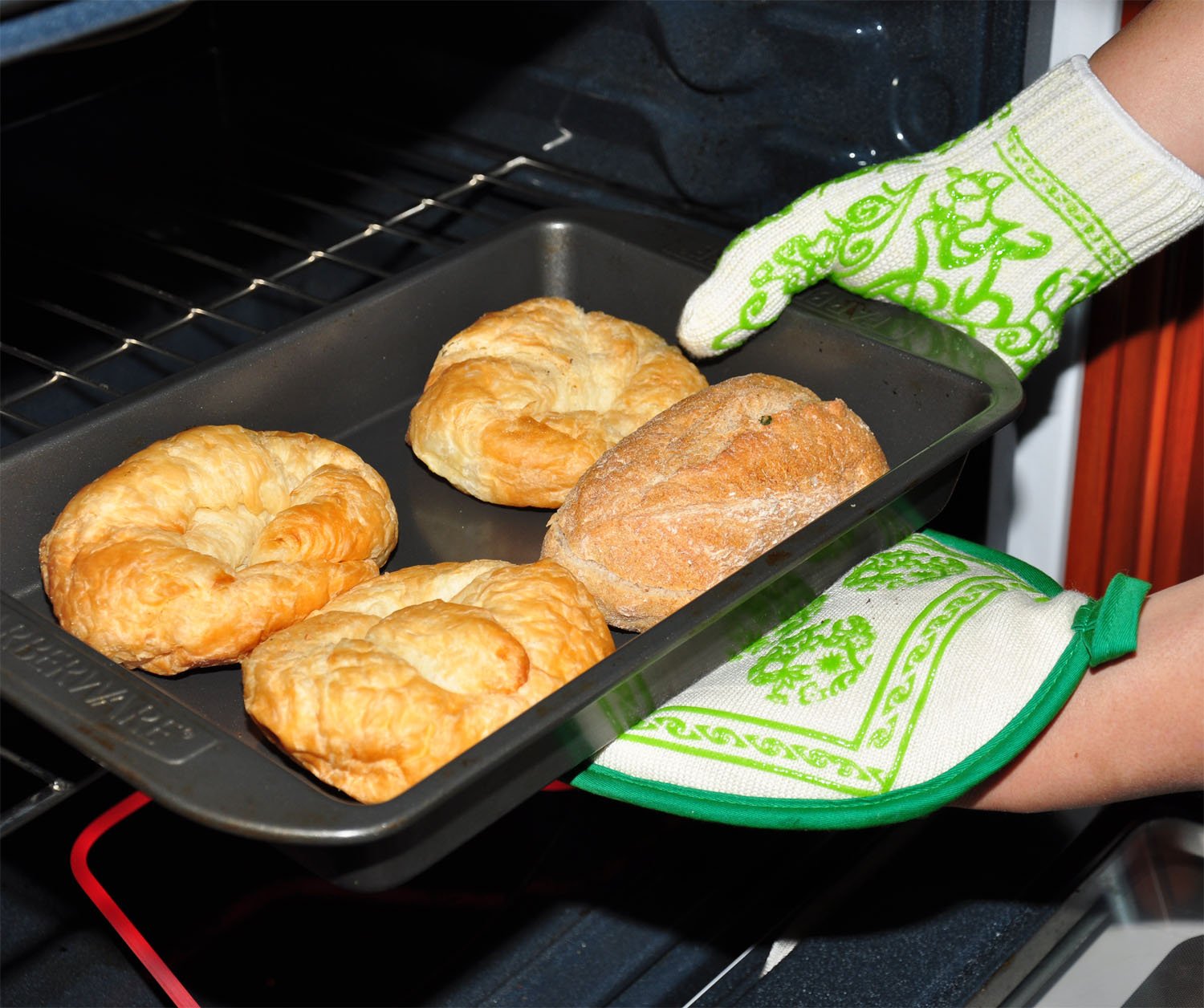 G & F 1688 Dupont Nomex & Kevlar Heat Resistant Oven Gloves, 3-Finger Oven Gloves & Pot Holder Set