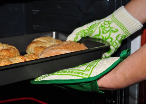 G & F 1688 Dupont Nomex & Kevlar Heat Resistant Oven Gloves, 3-Finger Oven Gloves & Pot Holder Set