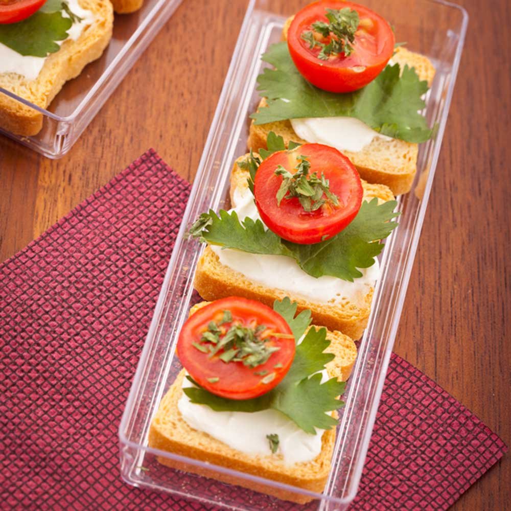 Restaurantware 5.2 x 1.8 Inch Mini Tasting Plates 100 Disposable Rectangle Plastic Plates - Durable Stylish Clear Plastic Hors D'oeuvre Serving Plates For Desserts Or Appetizers At Parties