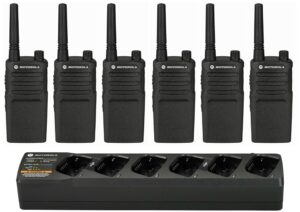 6 motorola rmu2040 - uhf 2 watt 4 channel radios & 1 motorola pmln6384 6 radio charger black