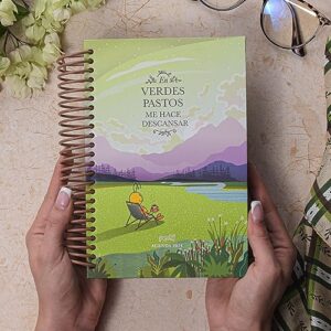 Pechi Agenda 2024 (Inspirational Christian Planner in Spanish). Tapa dura. Encuadernado espiral plástico. Devocionales, frases y versículos entre otras herramientas. Enero-Diciembre. 1 página por día