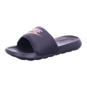 nike women's basic/active slide, black mtlc red bronze black, 11 au