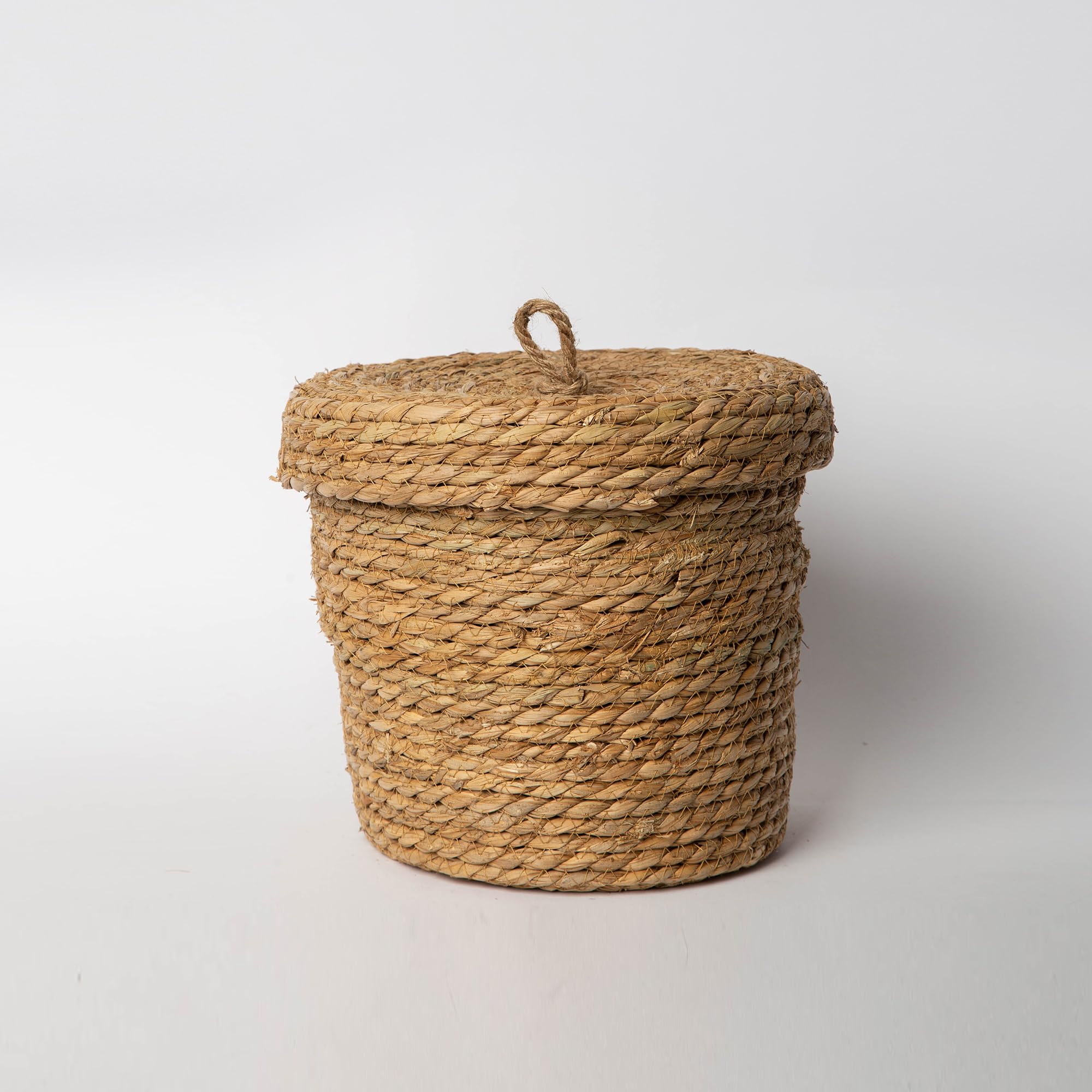 Handcrafted Seagrass basket with lid. Decorative Baskets for storage. Natural rope basket with lid. Woven Seagrass baskets for blankets. Round decorative basket. (Medium)