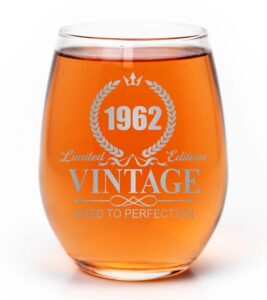 vintage 1962 stemless wine glass - funny 60th birthday gift for moms grandmas stepmoms aunts sisters girlfriends wife friends from daughter son grandchildren husband boyfriend friends