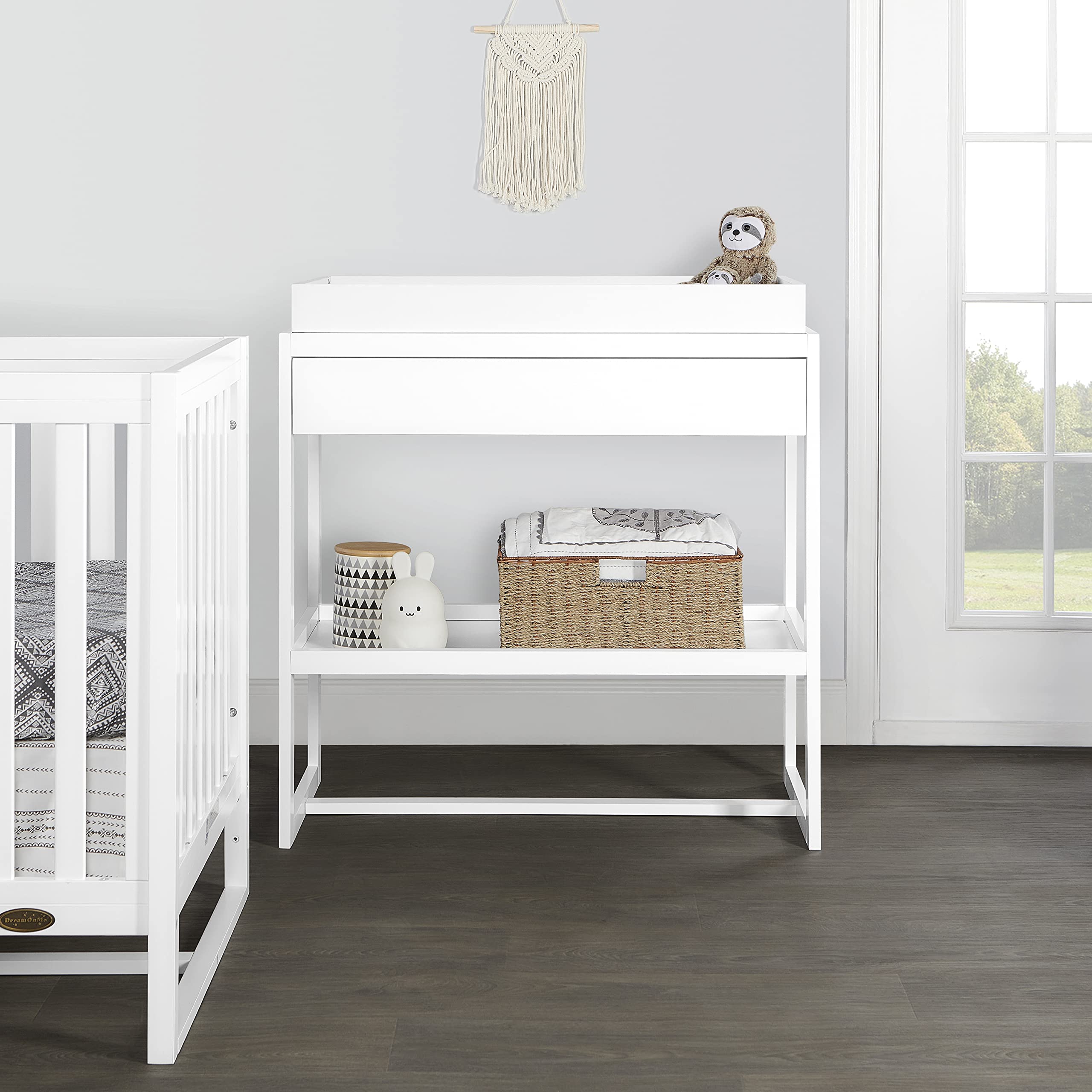 Dream On Me Arlo Changing Table in White, Made of Solid New Zealand Pinewood, Non-Toxic Finish, Comes with Water Resistant Mattress Pad & Safety Strap