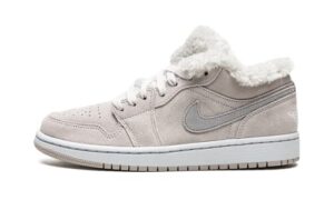 jordan womens wmns air jordan 1 low se do0750 002 sherpa fleece - size 7.5w