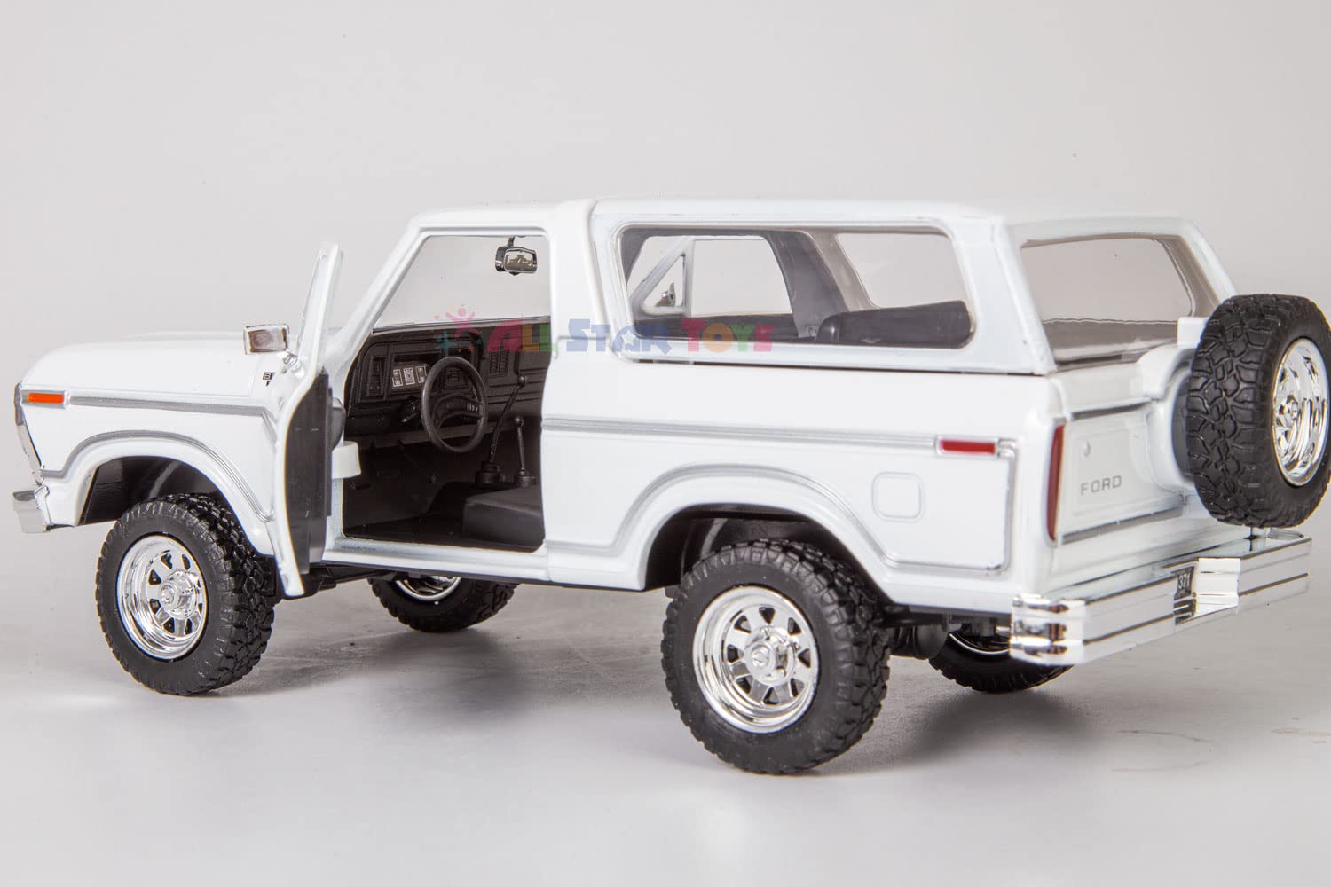 1978 Ford Bronco 1:24 Diecast Model Car White SUV SUT Truck Motormax All Star Toys Exclusive 79371