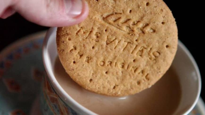 Mcvitie's Digestives Crunchy Wheat Biscuits Cookie - (4 Pack) England's Favourite. Best of British Biscuit Packed By Zuvo. Sweet, Wheat Taste, Crumbly Texture, And Renowned Suitability For Dunking, No Artificial Flavors or Colors - 400g