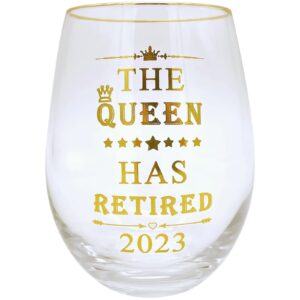 the queen has retired 2023-retirement gift for women men-15oz wine tumblers glass cup-commemorative gift for mother,grandma,boss,co-worker,friends-gold printed glass.