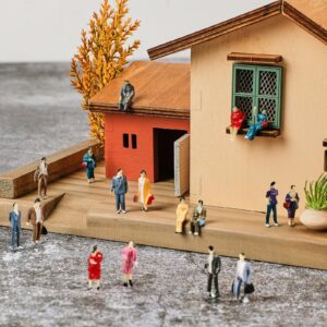 Hungdao 100 Pcs Small 1: 87 Ho Scale Tiny People Figurines Miniature People Figurines Sitting Standing Tiny People Model Trains Architectural People Painted Figures for Park Street Miniature Scenes