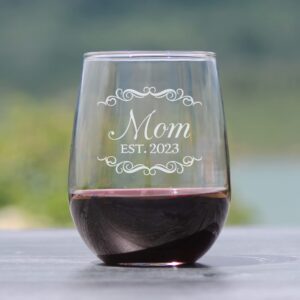 Mom Est 2023 - New Mother Stemless Wine Glass Gift for First Time Parents - Decorative 17 Oz Large Glasses