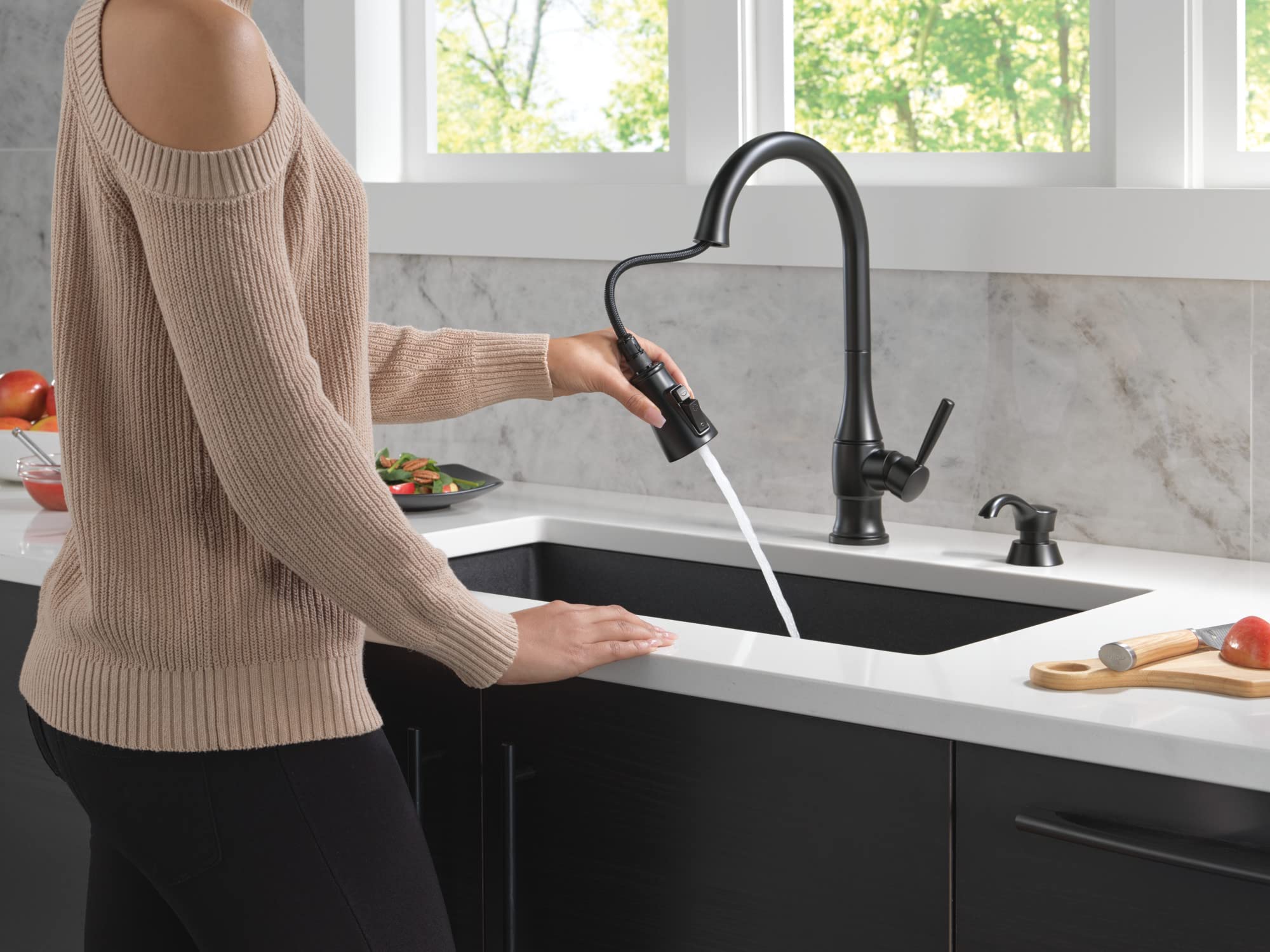 Delta Faucet Hazelwood Black Kitchen Faucet with Soap Dispenser, Kitchen Faucets with Pull Down Sprayer, Kitchen Sink Faucet with Magnetic Docking Spray Head, Matte Black 19831Z-BLSD-DST