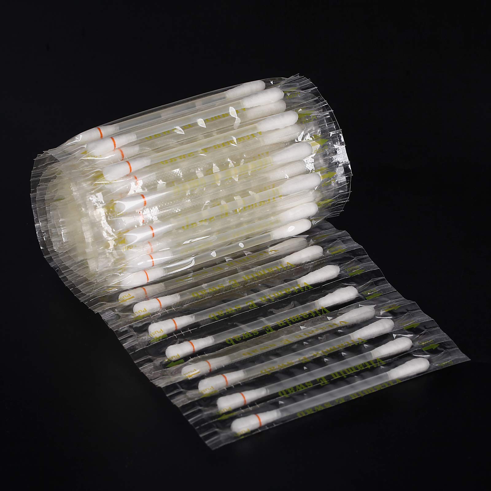 100Pcs Lips Oil Cotton Swabs Disposable Oil Q-tip Applicators for Protect Lip Gum Anti-Dry Moisture Use Before Teeth Whitening