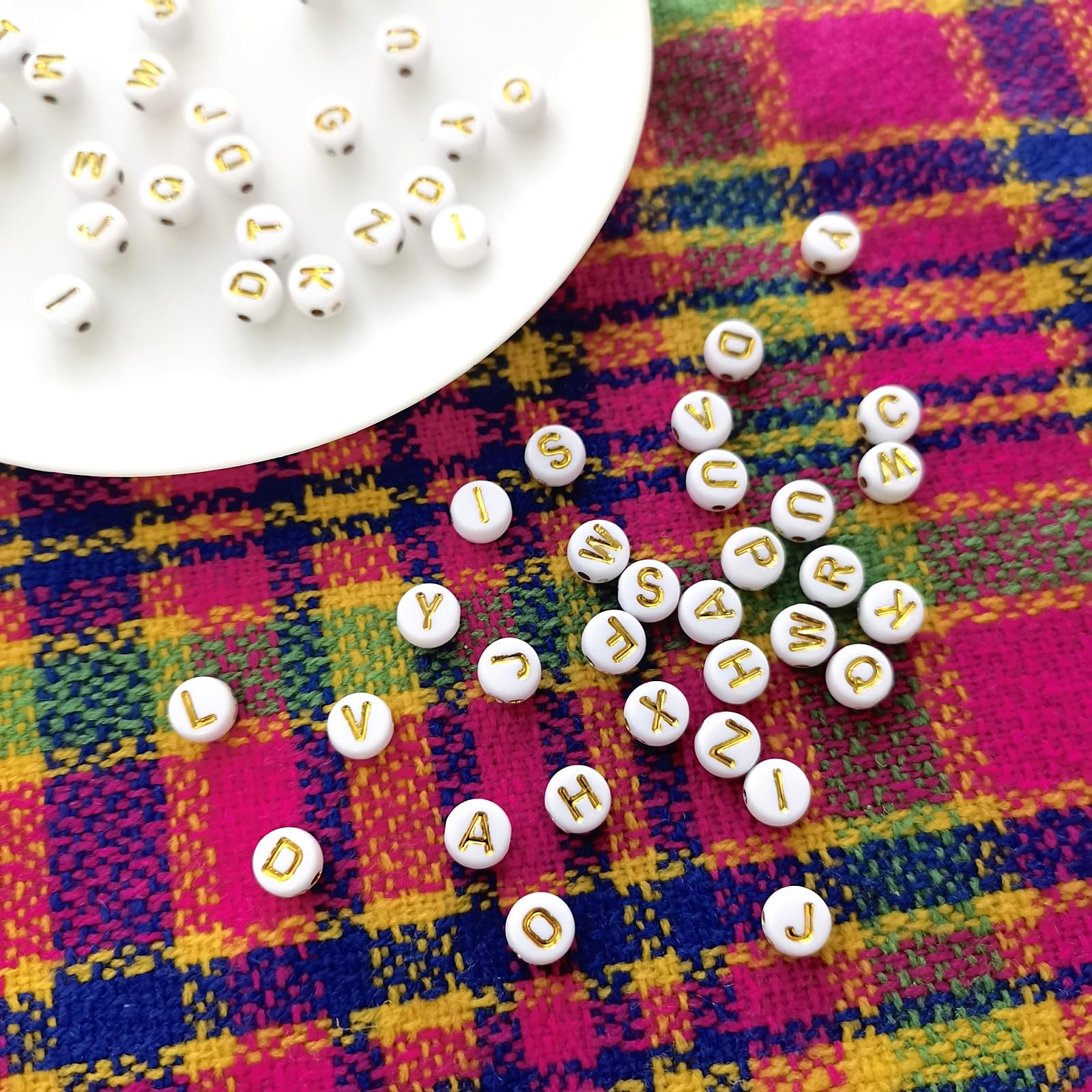 Amaney 1000 Pieces 7×4mm White Round Acrylic with Gold Alphabet Letter Beads for Jewelry Making Bracelets Necklaces Key Chains