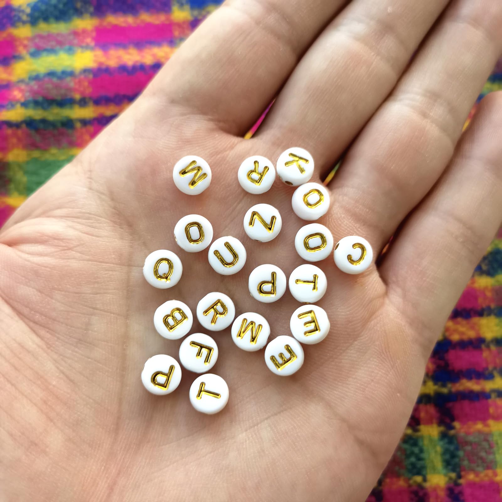 Amaney 1000 Pieces 7×4mm White Round Acrylic with Gold Alphabet Letter Beads for Jewelry Making Bracelets Necklaces Key Chains