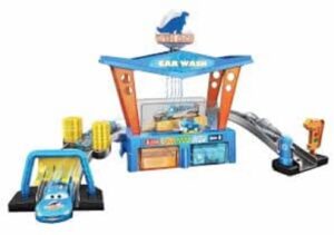 mattel disney and pixar cars dinoco car wash playset with pitty & lightning mcqueen toy cars, water play & color change