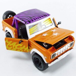 Jada 1:24 Diecast 1973 Ford Bronco with Macho Man Figure