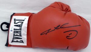 sale!! sugar ray leonard autographed red everlast boxing glove rh beckett bas stock #177558 - autographed boxing gloves