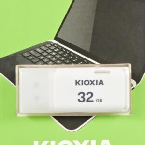 Kioxia USB Flash Drive 32 GB USB 2.0 TransMemory U202 LU202W032GG4 White