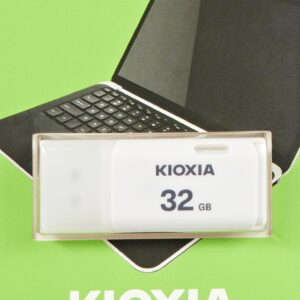 Kioxia USB Flash Drive 32 GB USB 2.0 TransMemory U202 LU202W032GG4 White