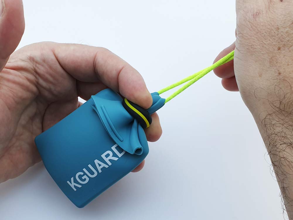 KGUARD waterproof and watertight key pouch designed for Water Sports (Surf, SUP, Windsurf, Kitesurf, Wingfoil…). For your electronic car key. IPX8 certified. DRY and COMFORTABLE.