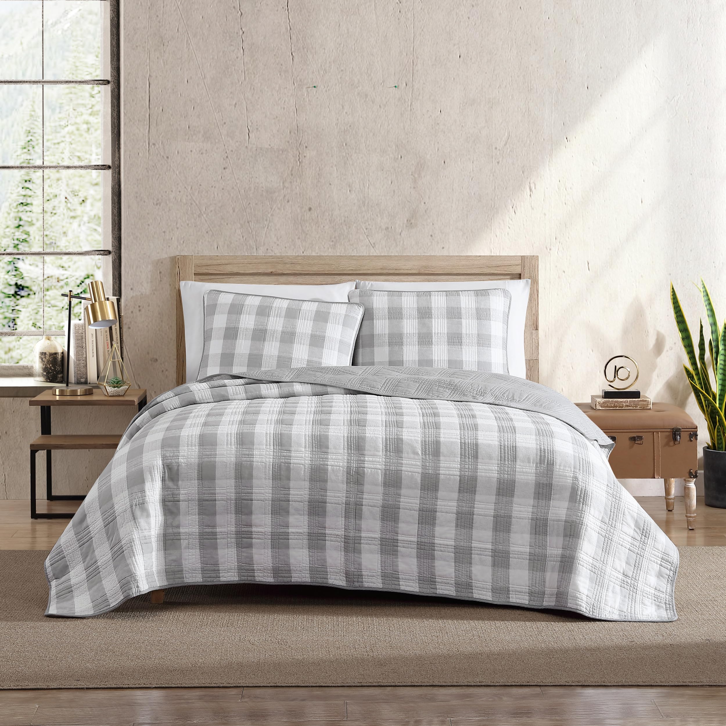 Eddie Bauer- Queen Quilt Set, Cotton Reversible Bedding with Matching Shams, Home Decor for All Seasons (Lakehouse Plaid Light Grey, Queen)