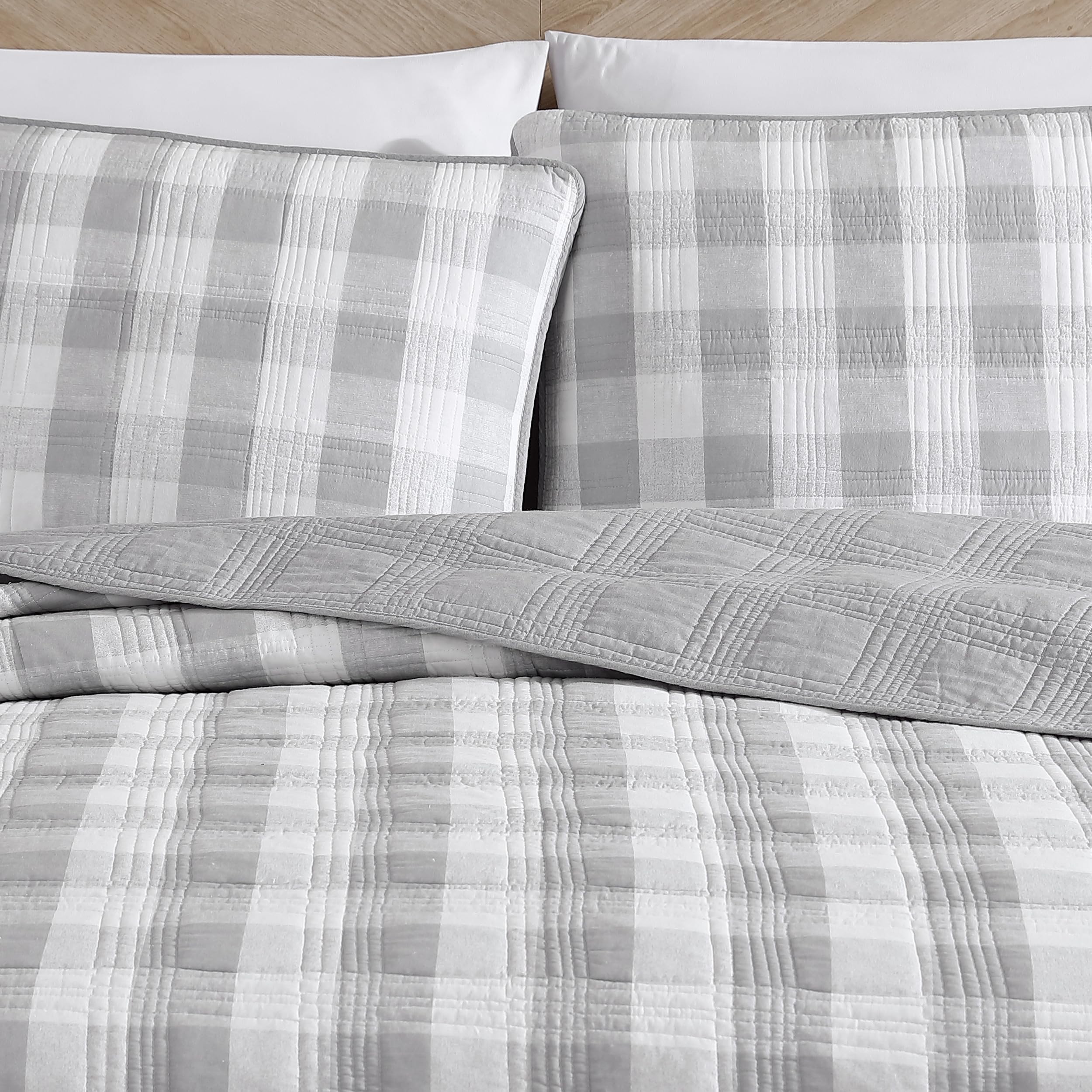 Eddie Bauer- Queen Quilt Set, Cotton Reversible Bedding with Matching Shams, Home Decor for All Seasons (Lakehouse Plaid Light Grey, Queen)