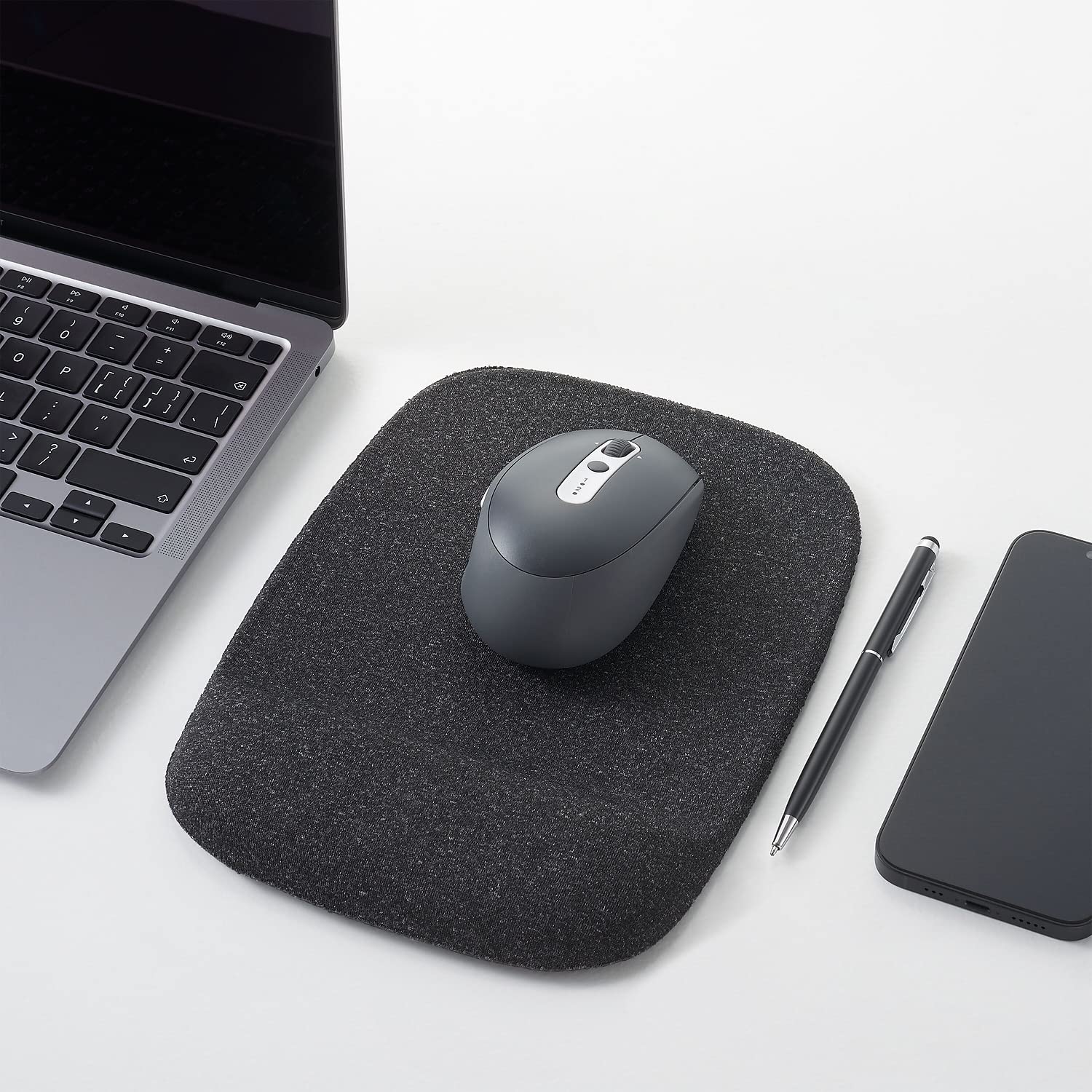 STAPLES 24339943 Mouse Pad with Gel Wrist Rest Black (53326)