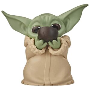 STAR WARS The Bounty Collection The Child Collectible Toys 2.2-Inch The Mandalorian “Baby Yoda” Sipping Soup, Blanket-Wrapped Figure 2-Pack