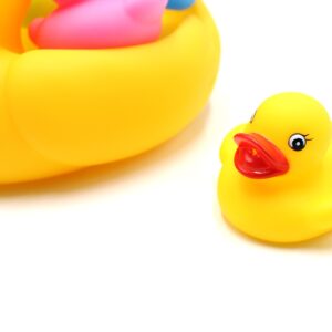 DOPHYRANIX Floating Rubber Duckies Bath Play 5 Pieces Set - Includes 1 Jumbo Mama Ducky and 4 Baby Ducks - Fun Water Tub Playing Kits(4 Colors)